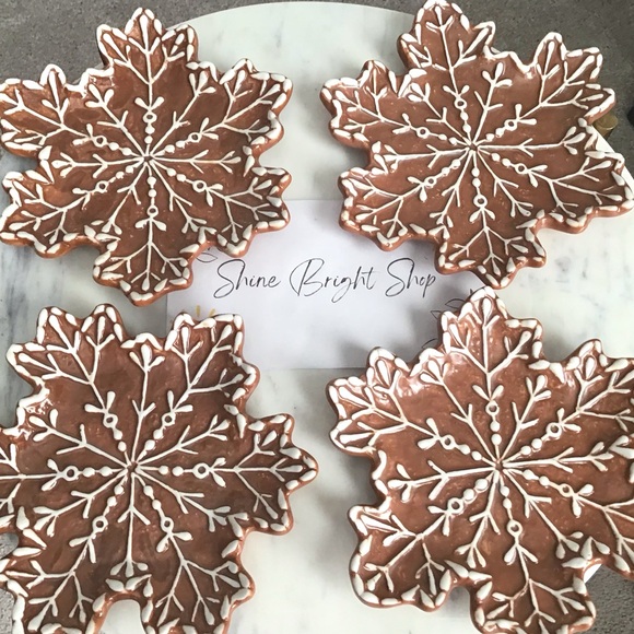Pottery Barn | Dining | Pottery Barn Gingerbread Snowflake Plates Set ...